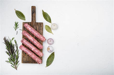 원시 소시지 재료 흰색 돌 테이블 배경에 상단 보기 플랫 누워 텍스트복사 공간 고기에 대한 스톡 사진 및 기타 이미지 고기 날것 닭고기 Istock