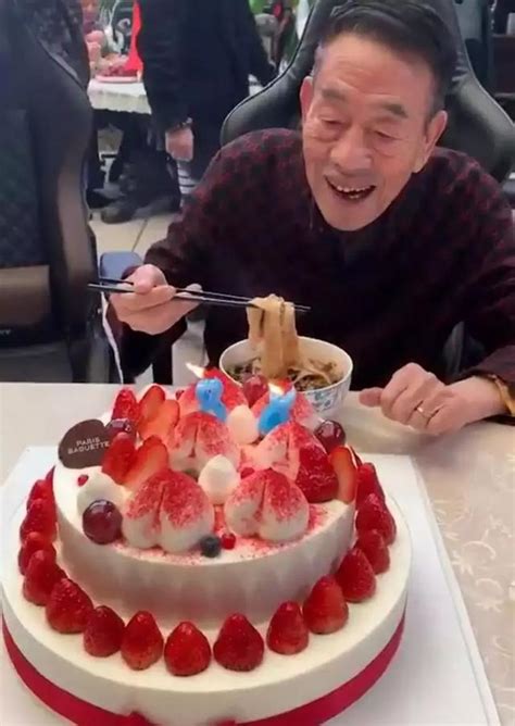 郭德綱師爺過88歲高壽生日，看清他面前的蛋糕，網友不淡定了！ 每日頭條