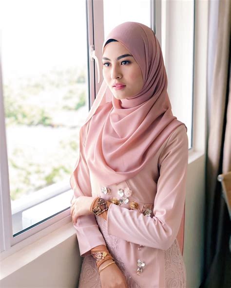 Baju Putih Tudung Apa Megan Jones