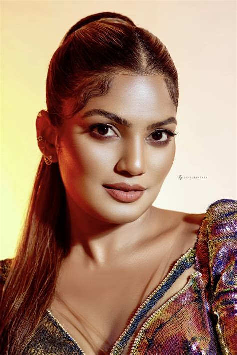 බලන්න එයාගේ හැඩ වෙනස්ම ලස්සනක් නේද Photos Hiru Tv Blog