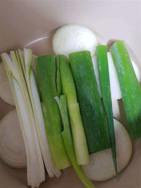 1 양파1개 통슬라이스해서 깔고 대파1뿌리 잘라서 위에 2알배기 깔고 없음 패스 3간장2굴소스반미림4설탕1후추생강가루비닐봉지에 넣어 고기넣고 쉐킷 냉장고2