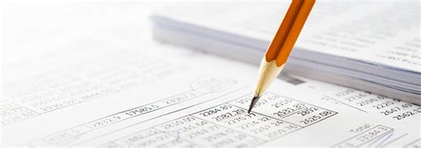 연필로 회계 문서와 재무 차트 를 확인합니다 은행 재무 보고서 및 재무 감사의 개념 회계에 대한 스톡 사진 및 기타 이미지 회계 0명 가계 Istock