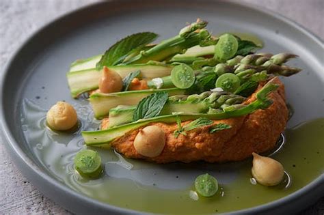 흰색 세라믹 접시에 야채를 썰어 · 무료 스톡 사진