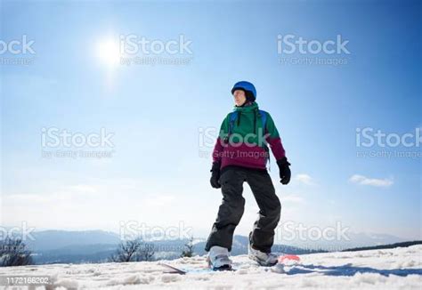 푸른 하늘과 눈 덮인 산의 복사 공간 배경에 여성 스노우 보더 익스트림 스포츠 컨셉 건강한 생활방식에 대한 스톡 사진 및 기타