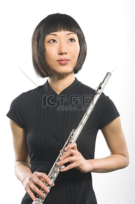 年轻的韩国女子手持长笛高清摄影大图 千库网
