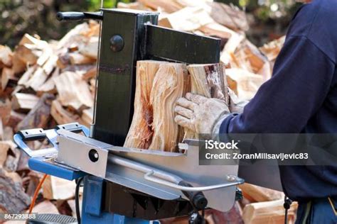 겨울에 대 한 절단 나무를 보았다 현대 기계 목재를 사용 하 여 겨울 남자 절단 장작을 보았다 목재 산업입니다 난방 계절 겨울
