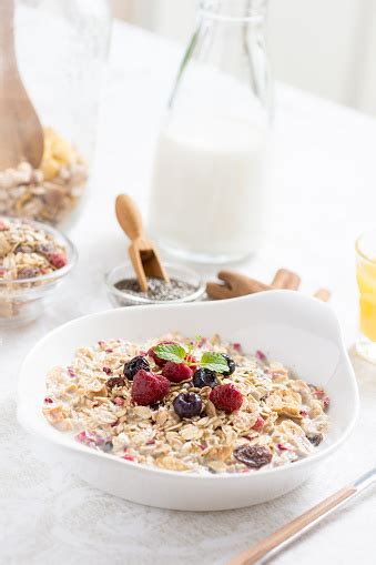 건강 한 아침 식사와 함께 밝은 아침 Muesli 우유 Chia의 종자 열매와 계 피 0명에 대한 스톡 사진 및 기타 이미지 Istock