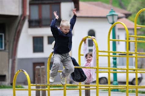 Irmã E Irmão De Família Feliz Se Divertem E Jogam Jogos Ao Ar Livre No