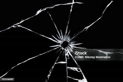 균열이있는 손상된 유리 샷에서 유리에 균열 깨진 창 검은 배경에 텍스처 0명에 대한 스톡 벡터 아트 및 기타 이미지 0명 검은색 교통사고 충돌 사고 Istock