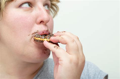 비만 과자를 먹는 뚱뚱한 여자 여자는 달콤한 사랑해요 당뇨병 건강 문제 비만 건강에 좋지 않은 음식에 대한 스톡 사진 및 기타 이미지 건강에 좋지 않은 음식 건강하지