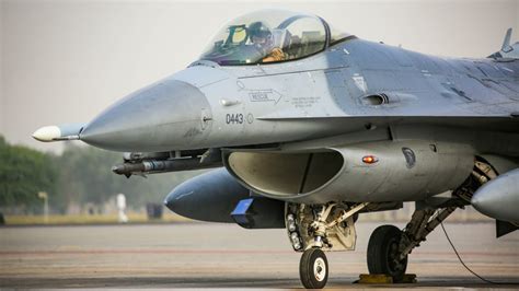 What Does The Inside Of An F 16 Fighter Jet Look Like