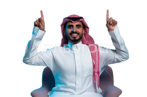 البشاشة والسرور وتحديد شيء معين رفع اليدين إلى الأعلى والنظر إلى