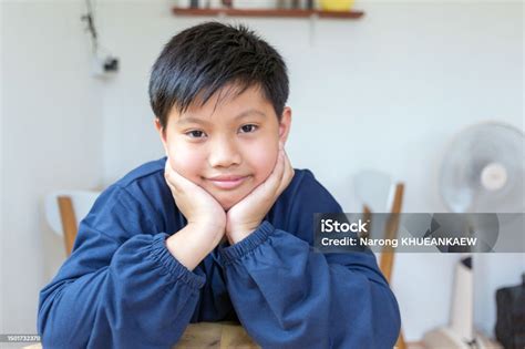 하얀 피부를 가진 귀여운 아시아 소년이 웃으며 카메라를 바라보며 행복하게 바라보고 있다 귀여운 아시아 태국 아이 소년의 클로즈업 초상화 10 11세에 대한 스톡 사진 및