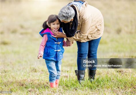 할머니 행복한 소녀 그리고 시골에서 나이 든 여자와 함께 아이의 자연 산책 야외 들판 잔디밭 아이를 데리고 행복과 재미로 휴가를