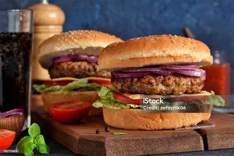 구체적인 배경에 쇠고기 치즈 소스를 곁들인 홈메이드 햄버거 수평 0명에 대한 스톡 사진 및 기타 이미지 0명 검은색 고기 Istock