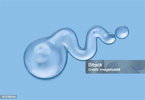 파란색 배경에 화장품 세럼 젤 아름다움 거품 질감을 가진 스킨케어 뷰티 제품 헤어 젤에 대한 스톡 사진 및 기타 이미지 헤어 젤 기포 질감 Istock