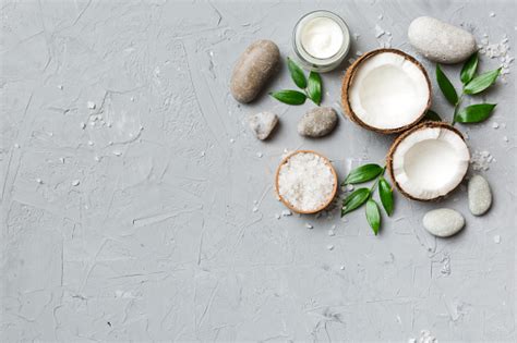 코코넛 오일 항아리와 컬러 배경에 화장품 크림이 들어간 코코넛 상단 보기 텍스트를위한 여유 공간 천연 스파 코코넛 화장품 및 유기농 트리트먼트 컨셉 코코넛 스파 조성물