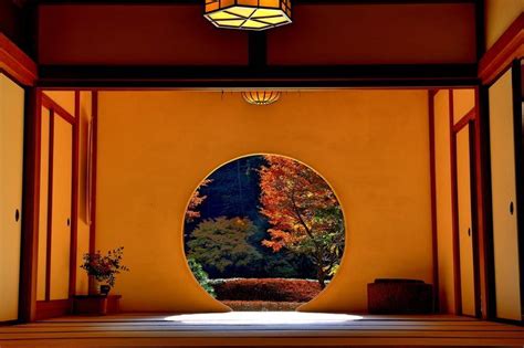 窓から眺める幻想的な和の空間。日本全国の美しすぎる「丸窓の絶景」5選 Retrip リトリップ Painting Art Japan
