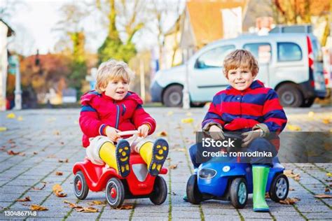 장난감 자동차와 놀고있는 두 명의 어린 아이들 소년 야외 아이에 대한 스톡 사진 및 기타 이미지 아이 차 겨울 Istock