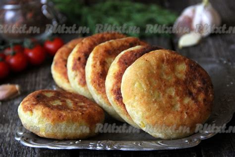 Картофельные пирожки с капустой на сковороде 16 фото в рецепте