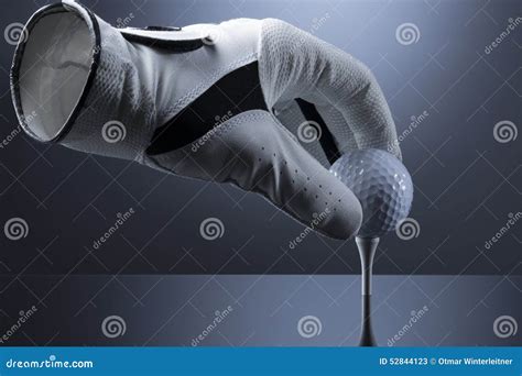 Закройте вверх пустой перчатки гольфа кладя шар для игры в гольф на тройник Стоковое Изображение