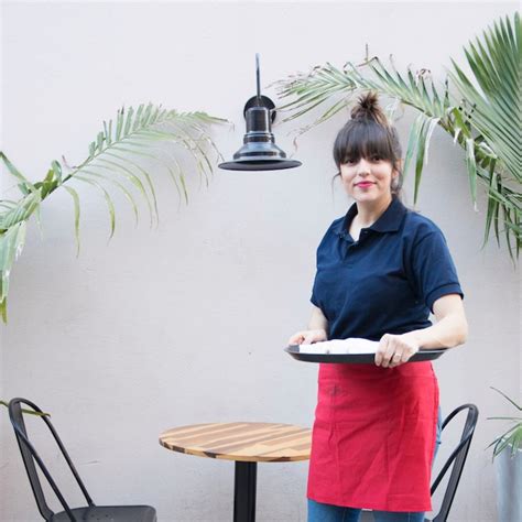 Camarera De Sexo Femenino Que Se Coloca Fuera De La Bandeja De La Tenencia Del Caf Foto Premium