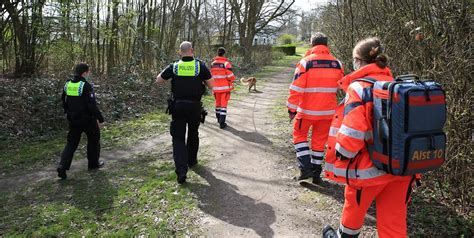 Blutlache Auf Hamburger Gehweg Größere Such Aktion Von Polizei Und