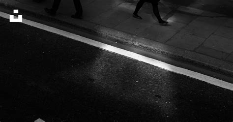 길가를 따라 걷고 있는 두 여자와 남자 사진 Unsplash의 무료 런던 이미지