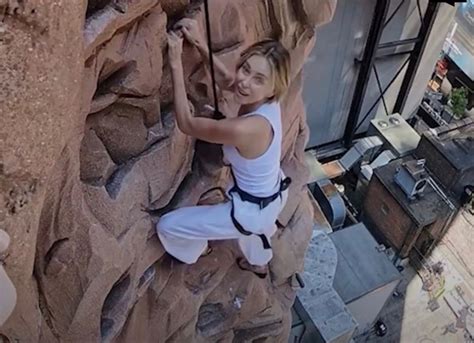 Charlize Theron Escala Un Cartel En Times Square Para Promocionar Su