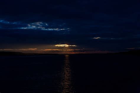 깊고 푸른 석양 하늘 오렌지 태양 광선와 물 위에 큰 적 운 구름 어두운 하늘입니다 대체로 0명에 대한 스톡 사진 및 기타 이미지 Istock