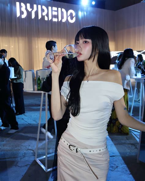 김지우 광고 제가 사랑하는 크리니크의 이븐베터 브라이트닝 팝업스토어에 다녀왔습니다🫶🏻 제품 테스팅존에서 궁금했던 제품들 모두 테스트해보고 게임존에서 게임도 하고