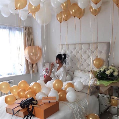Украсить комнату шарами на юбилей 90 фото