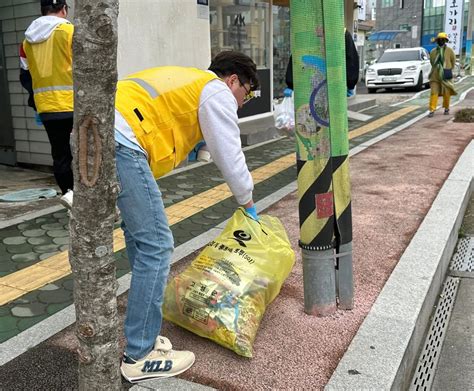 여긴 봉사활동 하는 마음 착한 애기들은 없나 살면서 남을 위해 어떤 봉사를 좋은 일을 했는지 댓글 좀~