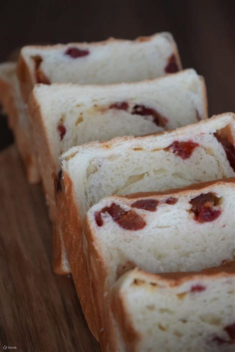 Hong Kong Bread Bakery Traditional Hong Kong Style Pineapple Bun Egg Tart Bread Baking Course