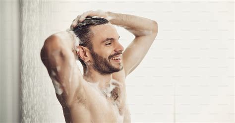 검은 머리 남자가 샤워를 하고 거품을 낸다 물 속에 서 있는 웃는 남자 사진 Unsplash의 사진술 이미지