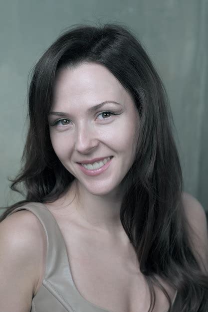 Retrato De Una Joven Morena Atractiva Foto Premium