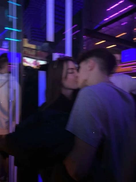 Создать мем бойфренд романтический сюрприз сохраненки поцелуй Картинки Meme