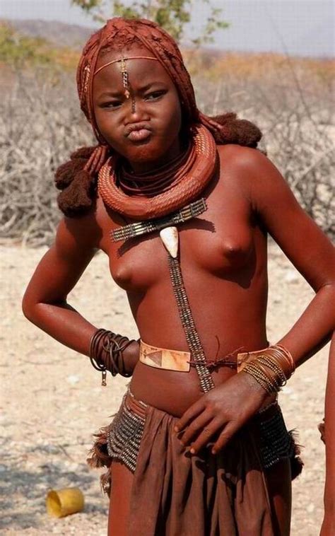 Mujeres desnudas nativas africanas en acción Fotos de mujeres