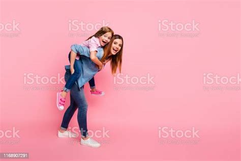 전체 길이 사진 의 재미 여우 작은 아가씨 와 그녀의 엄마 지출 여가 시간 착용 캐주얼 옷 고립 된 핑크 배경 2명에 대한 스톡 사진 및 기타 이미지 Istock