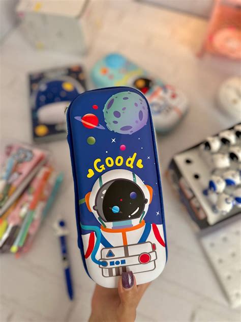 جامدادی کتابی برجسته طرح فضانورد سایز کوچک فروشگاه اینترنتی پاپوراشاپ