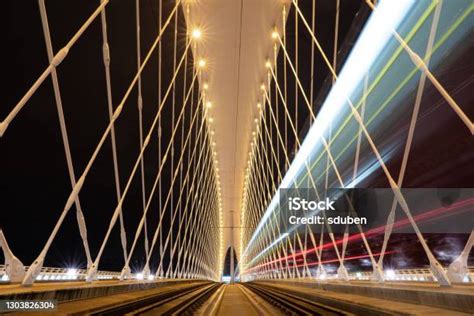 철도와 지나가는 열차의 흐릿한 모션 속도와 교량 건설 현대적인 건축 디자인 곡선에 대한 스톡 사진 및 기타 이미지 곡선 도시 모션블러 Istock