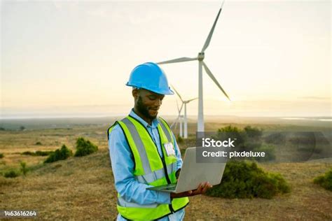 풍력 터빈 엔지니어 및 재생 가능 에너지 전력 및 전기를 위한 농장의 노트북 풍차 생태 환경 및 미래 혁신 정비를 위한 자연 속의 전기 기술자 또는 기술자 송전선에 대한