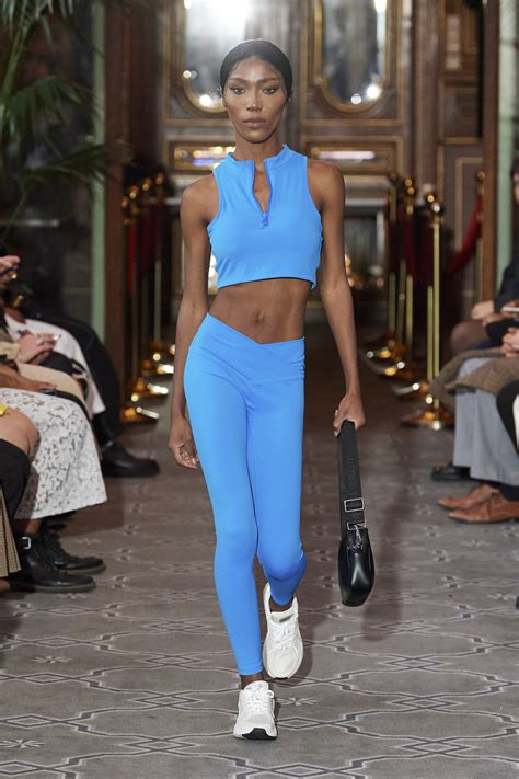 نصائح للاستمتاع بإطلالات صيفية مميزة مع بناطيل رياضية مجلة هي