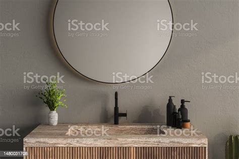 3d 렌더링은 세면대가 있는 세면대 카운터 상단의 빈 빈 공간 이국적인 스타일의 욕실에 현대적인 검은색 수도꼭지를 닫습니다 열대 장식 식물입니다 화장실 건축물에 대한 스톡