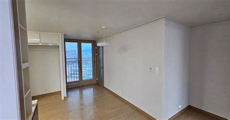 우선 날짜에 맞게시간약속 잘지켜주시고 작업속도와 작업전문성에 감탄했네요 저희 애들이 직접 시공현장 방문해서 점검 했는데 보이지않는 곳들 붙박이장뒤쪽이나 빌트인냉장고 들어갈