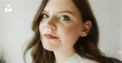 파란 눈을 가진 여자의 클로즈업 사진 Unsplash의 무료 초상 이미지