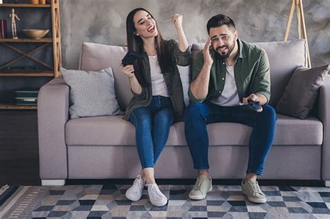 긍정적 인 쾌활한 가족 소파에 앉아 함께 플레이 스테이션을하고 거실 로프트 인테리어 아파트 실내 아파트 사진 25 29세에 대한 스톡 사진 및 기타 이미지 Istock