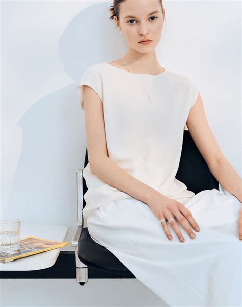 아이보리 단색 민소매셔츠