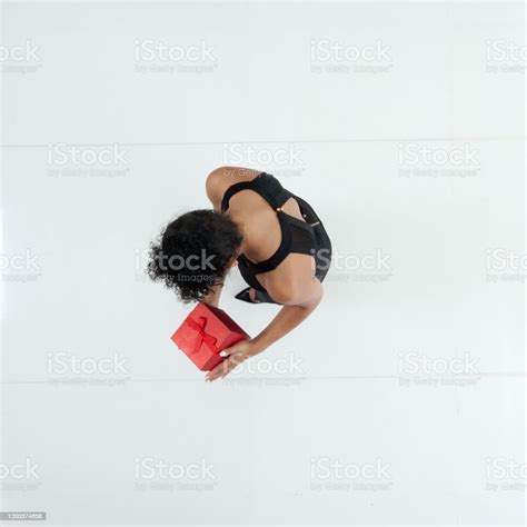 아프리카 민족 여성 서 입고 드레스를 입고 선물 상자를 들고 20 24세에 대한 스톡 사진 및 기타 이미지 20 24세 20 29세 검정 머리 Istock