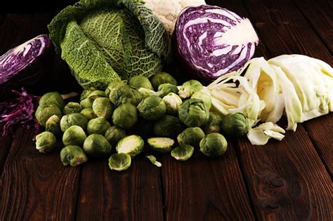 유기농 양배추 머리입니다 붉은 양배추와 흰 양배추 사 먹는 항 산화 균형 잡힌 다이어트 콜리플라워 꽃 양배추에 대한 스톡 사진 및 기타 이미지 Istock